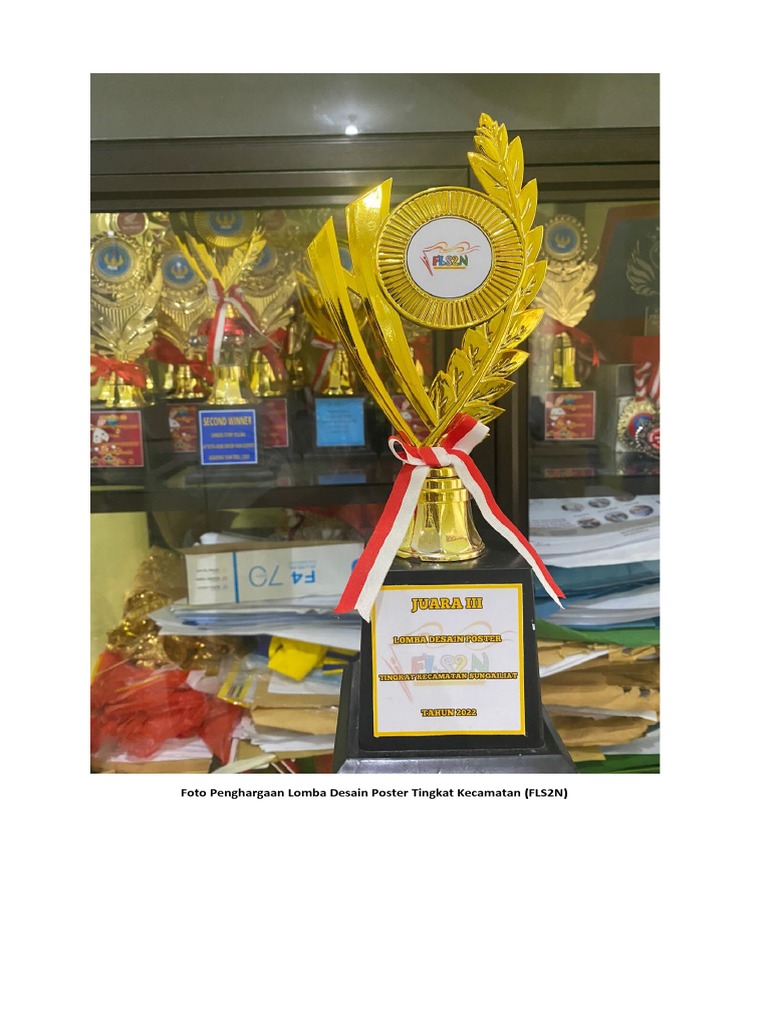 Foto PIALA Penghargaan Lomba Desain Poster Tingkat Kecamatan | PDF