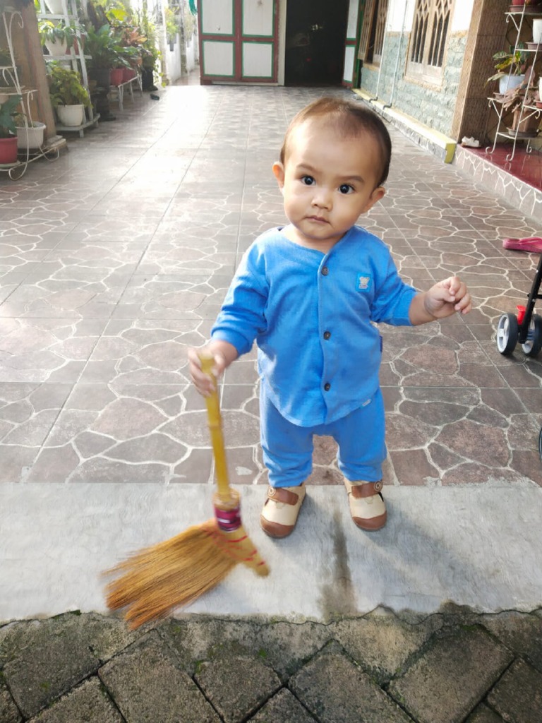 bayi pegang sapu kayaknya | PDF