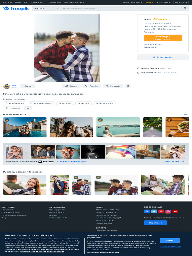 Foto Vertical De Una Pareja Gay Besándose En Un Embarcadero Foto