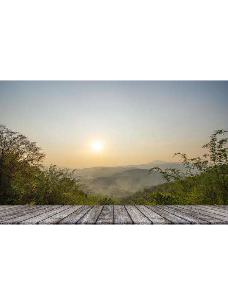 7073820-mesa-de-madeira-e-borrao-da-beleza-por-do-sol-ceu-e-montanhas ...