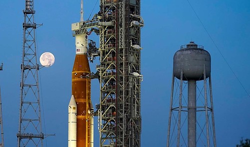 NASA Tests New Moon Rocket, 50 Years After Apollo - AppleMagazine | Everand